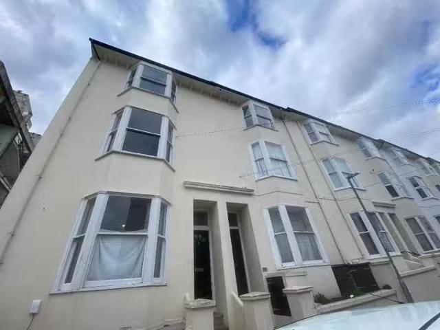 Just in! 2 BA 5 bedroom end of terrace house for rent in Bucki.