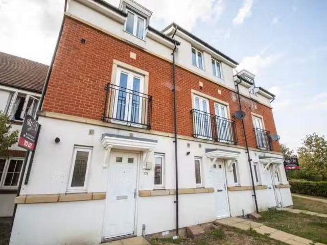 Rental! 2 BA 5 bedroom house for rent in Mosquito Way, Hatfiel.
