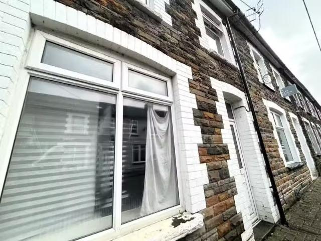 For Rent! 2 BA 5 bedroom house for rent in Queen Street, Trefo.