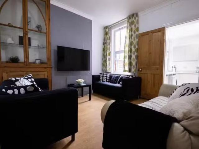Just in! 2 BA 5 bedroom house for rent in St Martin's Road, Ca.