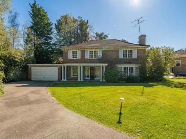 Rental! 2 BA 5 bedroom house for rent in Tudor Close, Cobham.