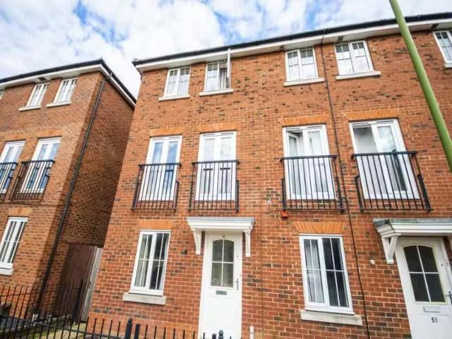Unique 2 BA 5 bedroom house for rent in Tiger Moth Way, Hatfie.