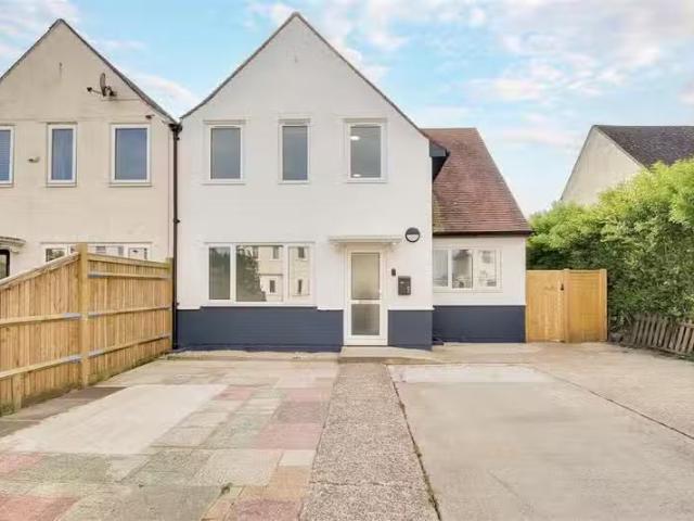 For Rent! 2 BA 5 bedroom house share for rent in Cortis Avenue.