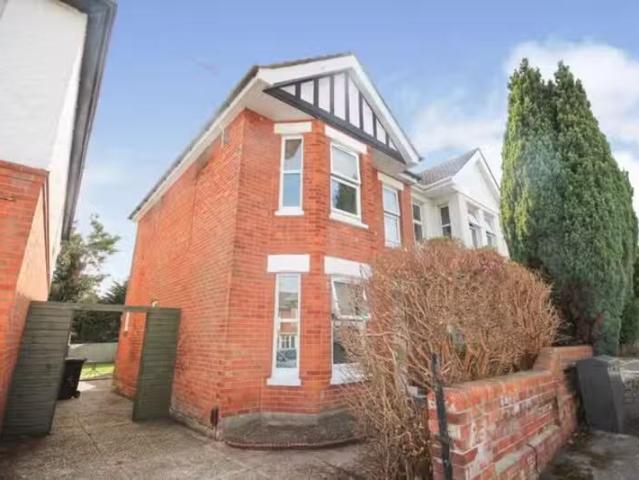 Just in! 2 BA 5 bedroom property for rent in Markham Road, Bou.