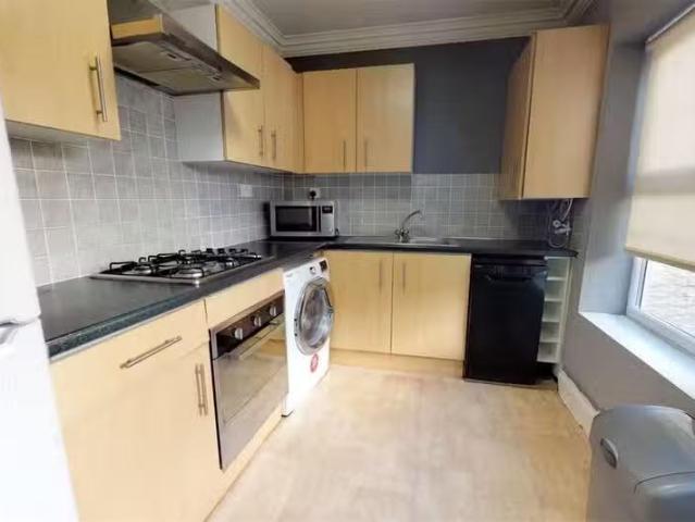 Just in! 2 BA 5 bedroom Property to rent, Hill Park Crescent.
