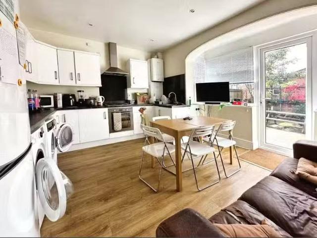 Rental! 2 BA 5 bedroom Semi Detached House to rent, Newcombe R.