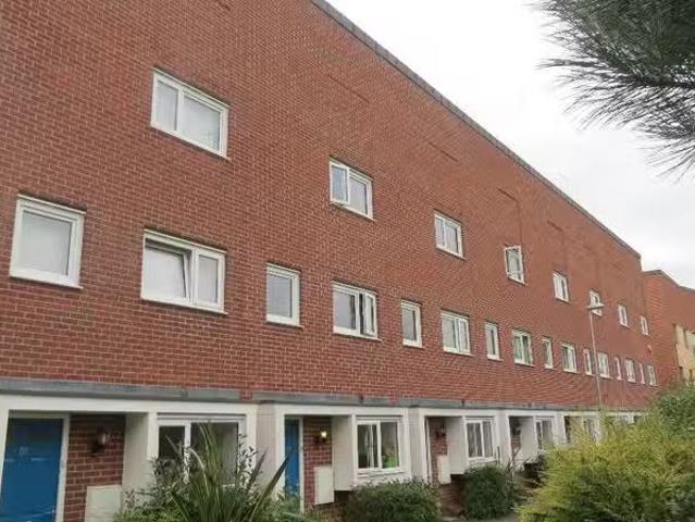 Cozy 2 BA 5 bedroom terraced house for rent in Aviation Avenue.