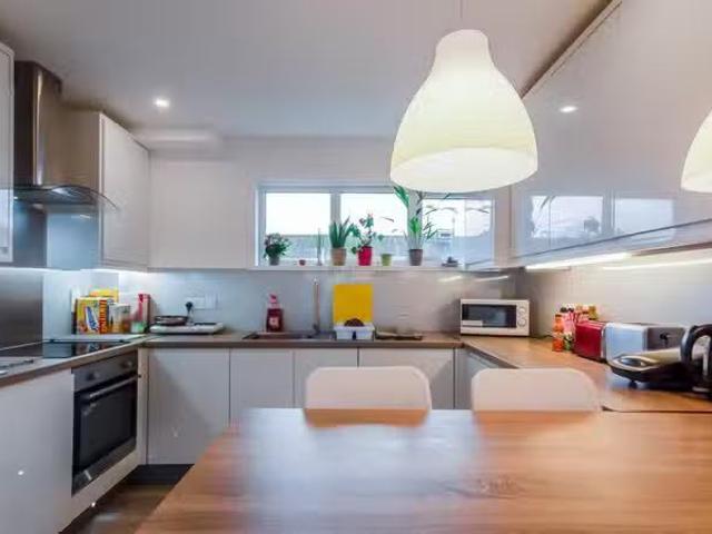 Deal! 2 BA 5 bedroom terraced house for rent in Leeson Walk, H.