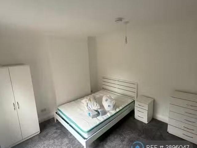 Just in! 2 BA 5 bedroom terraced house for rent in Pershore Ro.