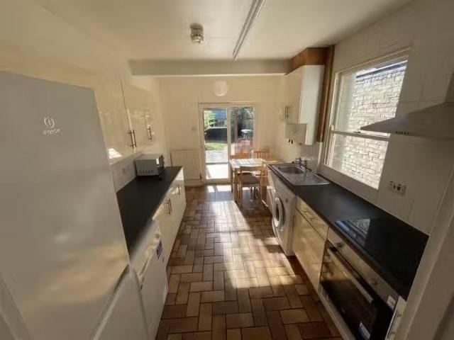 Just in! 2 BA 5 bedroom terraced house for rent in Thoday Stre.