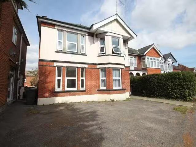 Cheap 2 BA 6 bedroom detached house for rent in Talbot Road, W.