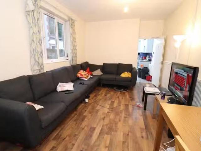 Nice 2 BA 6 bedroom terraced house for rent in Colum Road, Cat.