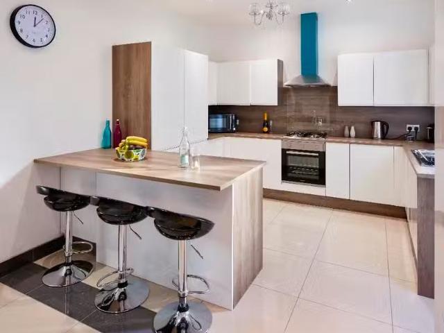 Just in! 2 BA 6 bedroom terraced house for rent in Kelvin Road.