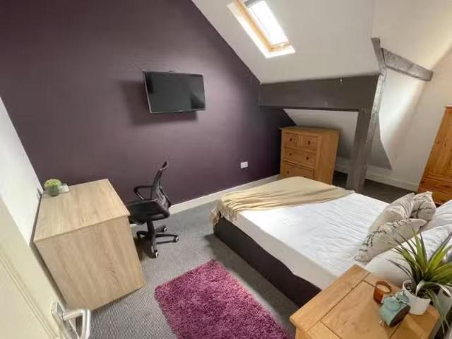 Cozy 2 BA 6 bedroom terraced house for rent in Romer Road, Liv.