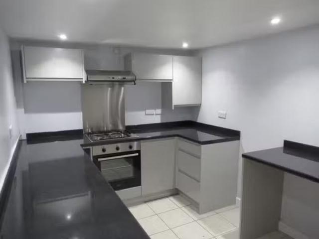 Rental! 2 bedroom terraced house for rent in West End, Street.