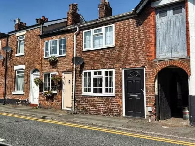 Charming 2 bedroom terraced house for rent in High Street, CW8