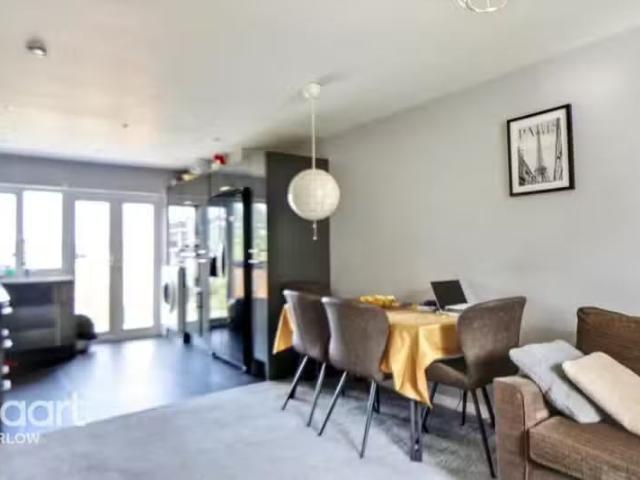 For Rent! 2 bedroom terraced house for rent in radburn Close.