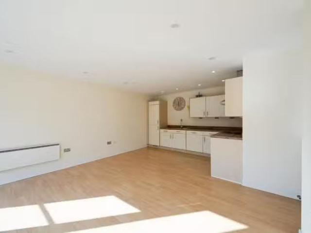 For Rent! 2 bedroom apartment for rent in Cornwood Lane, Shirl.