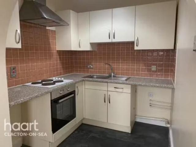 Charming 2 bedroom apartment for rent in Carnarvon Road, Clact.