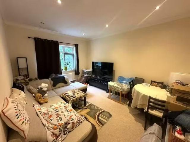For Rent! 2 bedroom apartment for rent in Frances Road, Bourne.