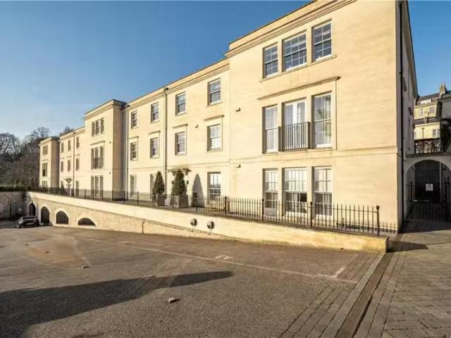 Just in! 2 bedroom apartment for rent in Lansdown Road, Bath.