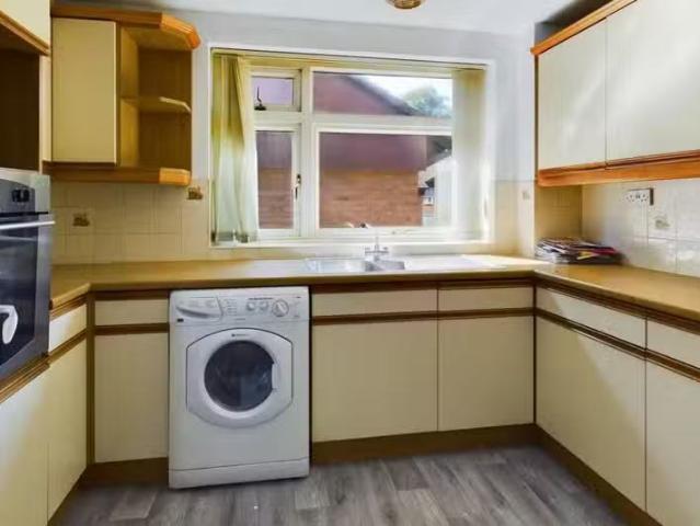 Charming 2 bedroom flat for rent in Alliance Court, Hills Aven.