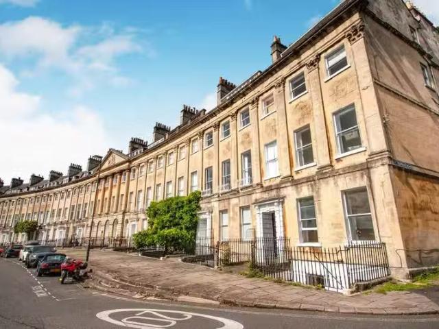 Just in! 2 bedroom flat for rent in Camden Crescent, Bath, Som.