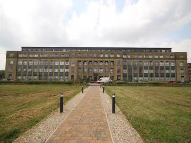Deal! 2 bedroom flat for rent in Card House,,, BD9