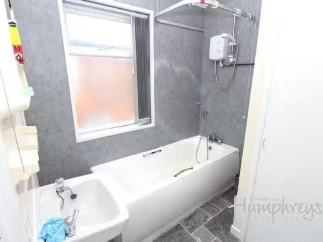 Nice 2 bedroom flat for rent in Evelyn Road B Viewings, B11