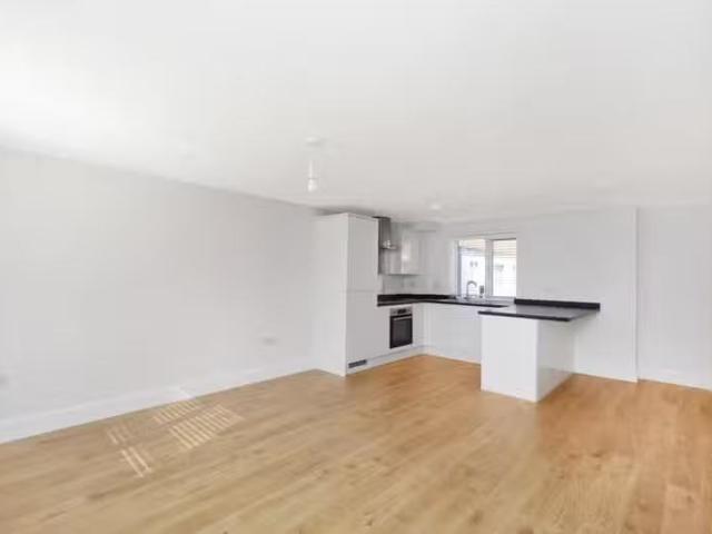 Charming 2 bedroom flat for rent in Gwilliam House, London Roa.