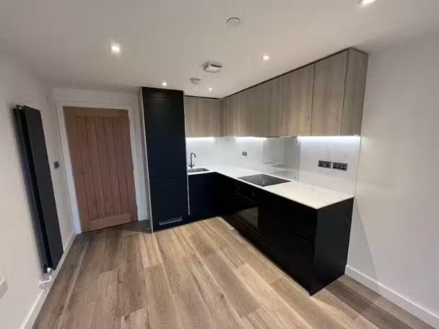 Just in! 2 bedroom flat for rent in Green Lane, Bagshot, Surre.