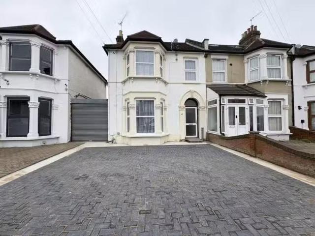 Cozy 2 bedroom flat for rent in Grosvenor Road, Ilford,, IG1