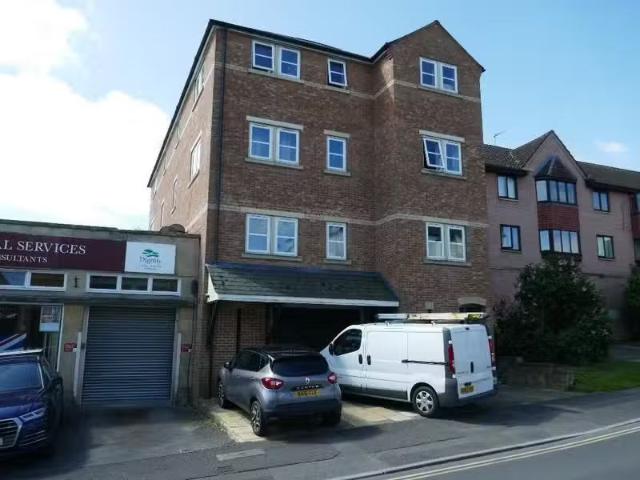 Just in! 2 bedroom flat for rent in South Street, Yeovil, BA20