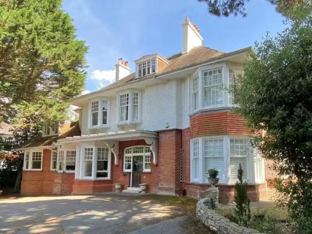 Charming 2 bedroom flat for rent in West Overcliff Drive, BOUR.