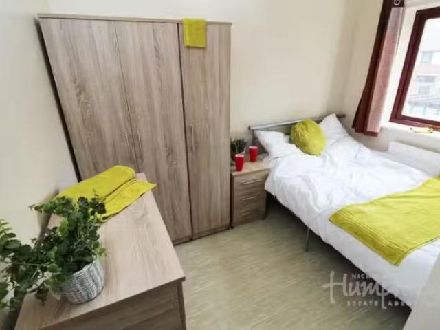 Unique 2 bedroom flat share for rent in Bodmin Grove, B Viewin.