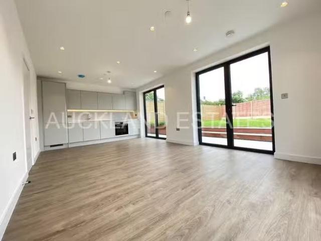 Just in! 2 bedroom ground floor flat for rent in Westland Driv.