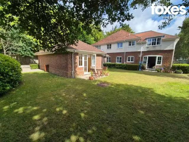 Rental! 2 bedroom ground floor flat for rent in Glenmoor House.