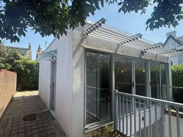 Unique 2 bedroom house for rent in Boundary Road, Hove, BN3 5T.