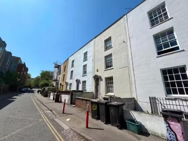 Deal! 2 bedroom maisonette for rent in Bath Buildings, Bristol.