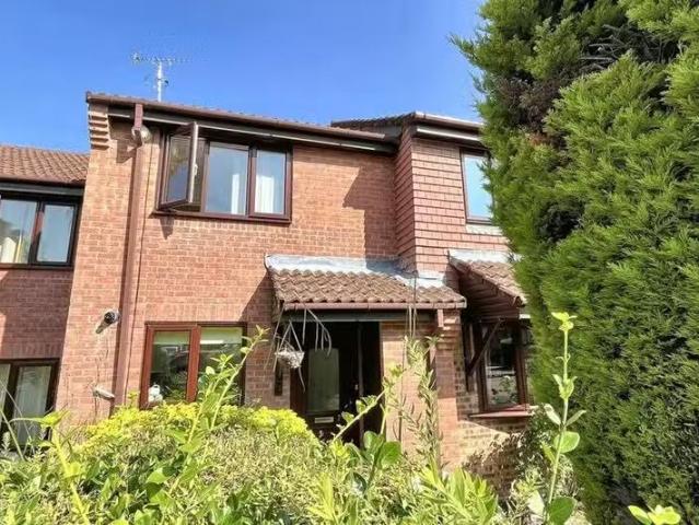 Charming 2 bedroom Mid Terrace House to rent, Tresillian Garde.