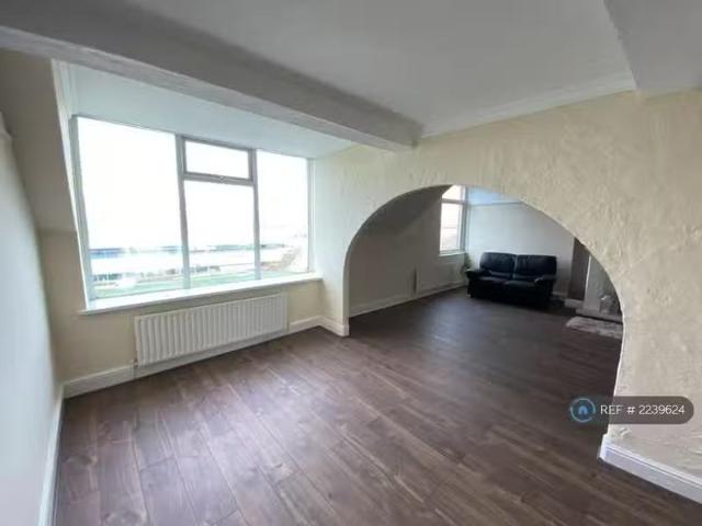 Charming 2 bedroom penthouse for rent in Wellington Road, New.
