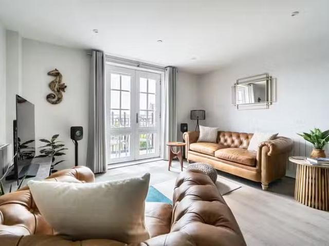 Nice 2 bedroom penthouse for rent in Vespasian, East Quay Road.