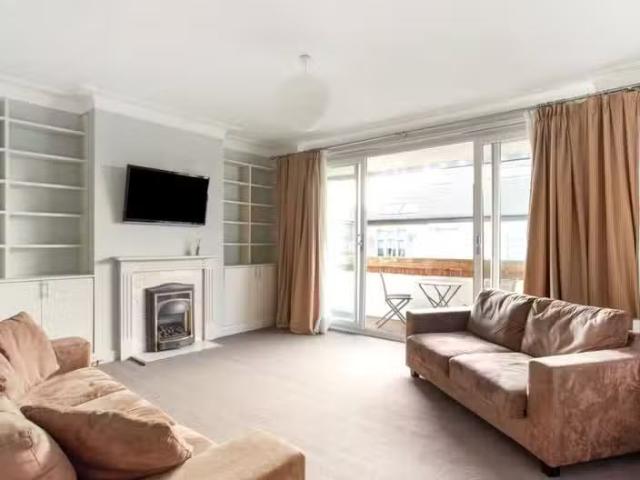 Just in! 2 bedroom property to let in Glendale Drive, London.