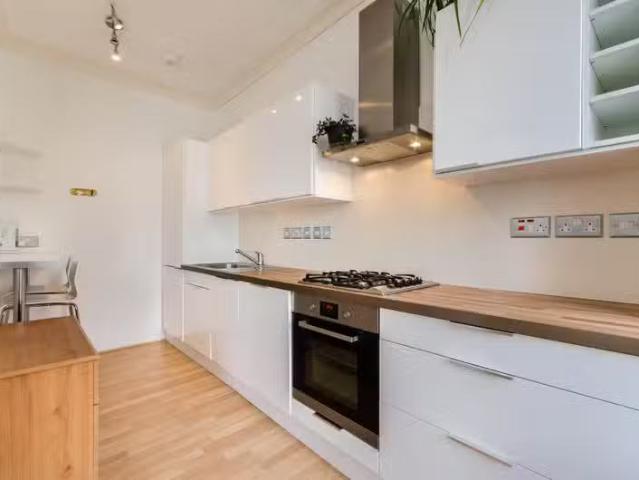 Charming 2 bedroom property to let in Eardley Crescent, London.