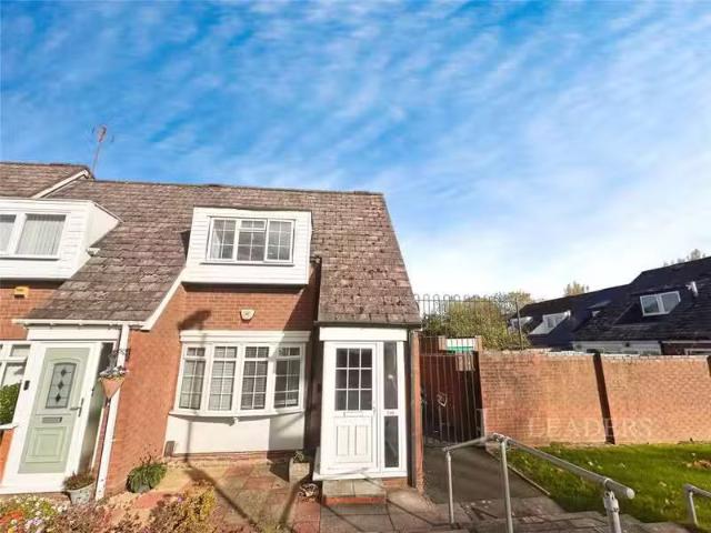 Rental! 2 bedroom semi detached house for rent in The Fairway.