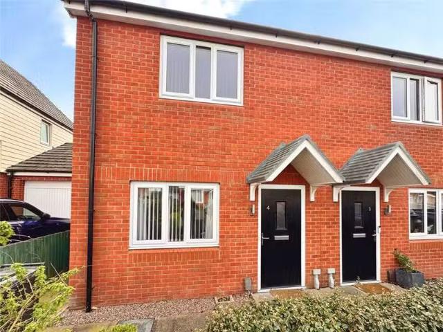 Cozy 2 bedroom Semi Detached House to rent, Danesmore Gardens.