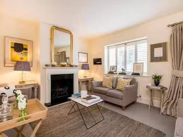 Just in! 2 BR Campden Hill Road