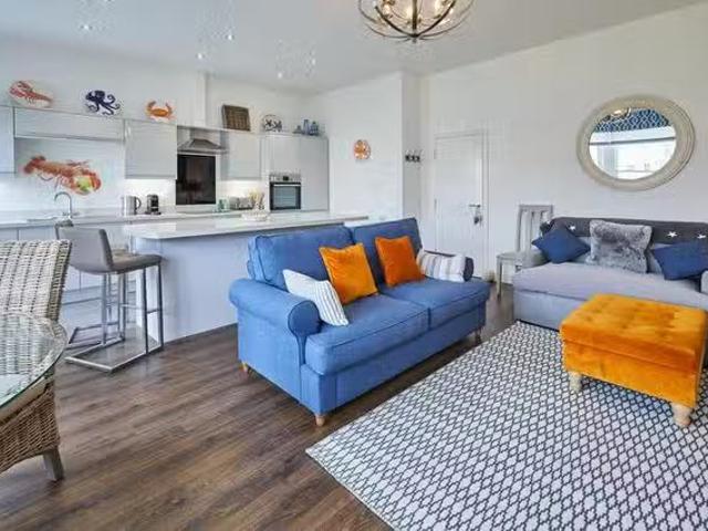 Charming 2 BR Esplanade Gardens