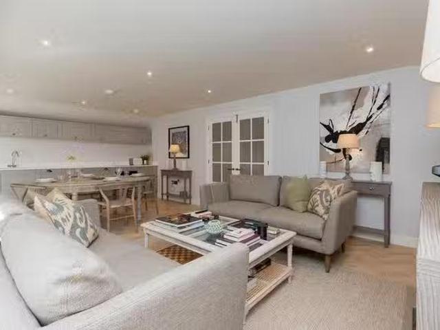 Just in! 2 BR Henrietta Mews