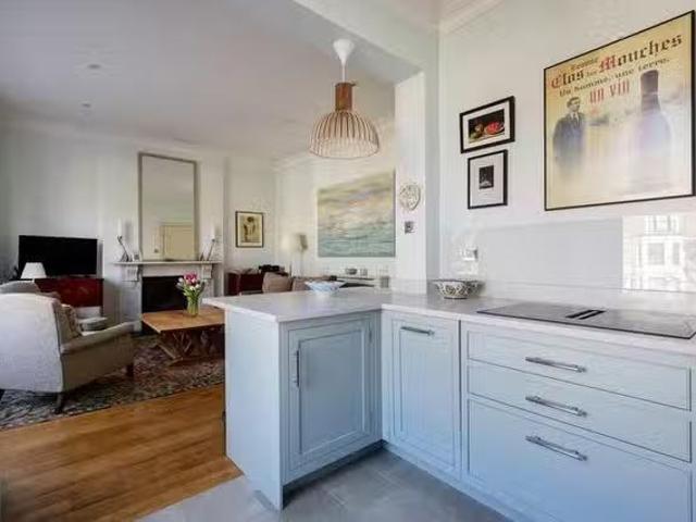 For Rent! 2 BR Sutherland Avenue